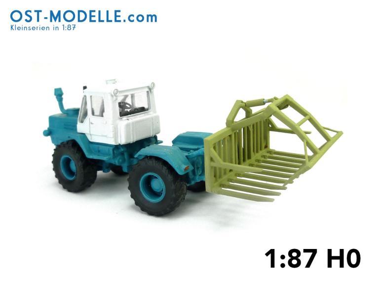Traktor T-150K turkisblau mit Silozange Fortschritt TA081 3m mit ...